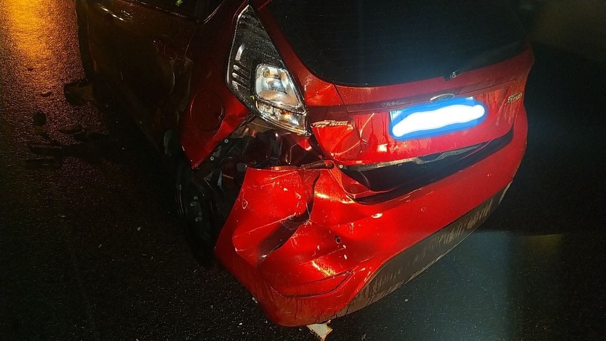 Carro é prensado entre duas carretas na Via Dutra, em Barra Mansa | Sul ...