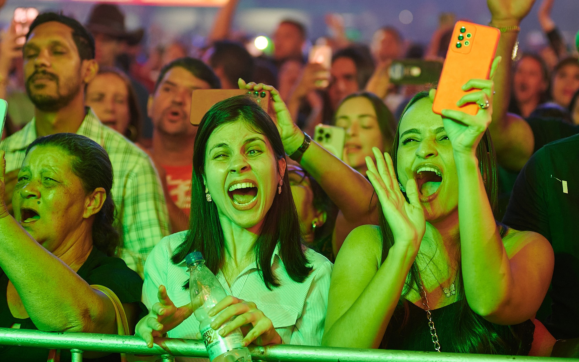 Deive Leonardo transforma atmosfera sertaneja de Barretos e emociona ...