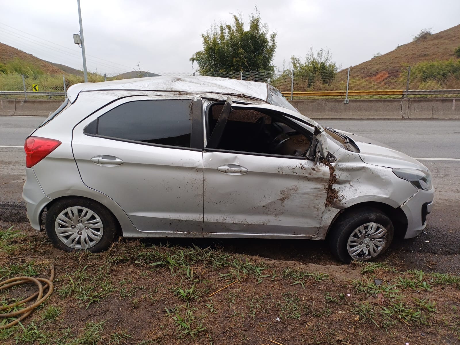 Motorista fica ferida ao capotar com carro na Via Dutra, em Barra Mansa ...