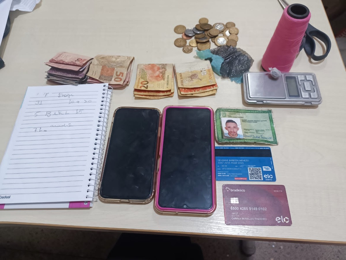 Durante cumprimento de mandado de busca e apreensão, PM encontra drogas e materiais para embalo ...