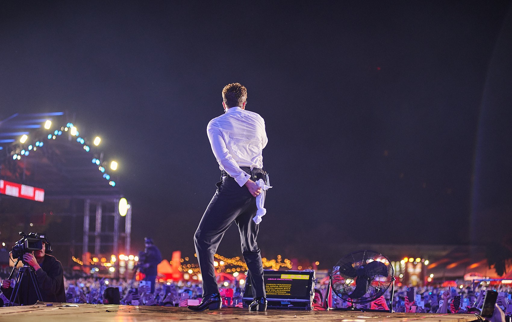 Luan Santana sacode arena com 52 mil fãs em Ribeirão Preto, SP