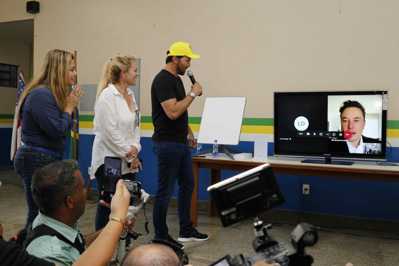 Quatro meses após anúncio de Elon Musk, uma escola do AM recebe ...