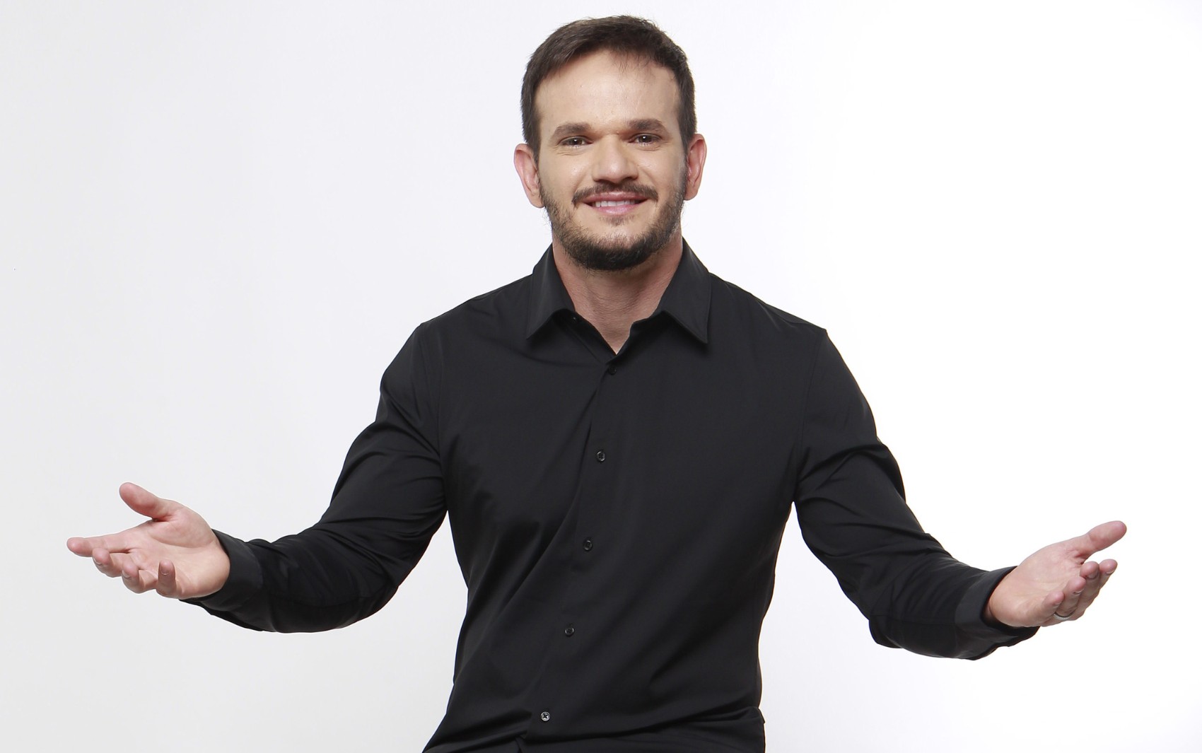 Padre Patrick apresenta show de humor 'Fora da Caixinha' em Ribeirão ...