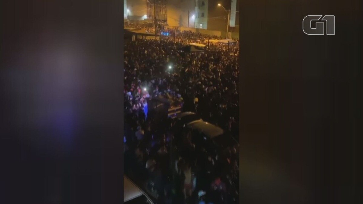 Milhares de pessoas se aglomeram em mega baile funk no litoral de SP ...