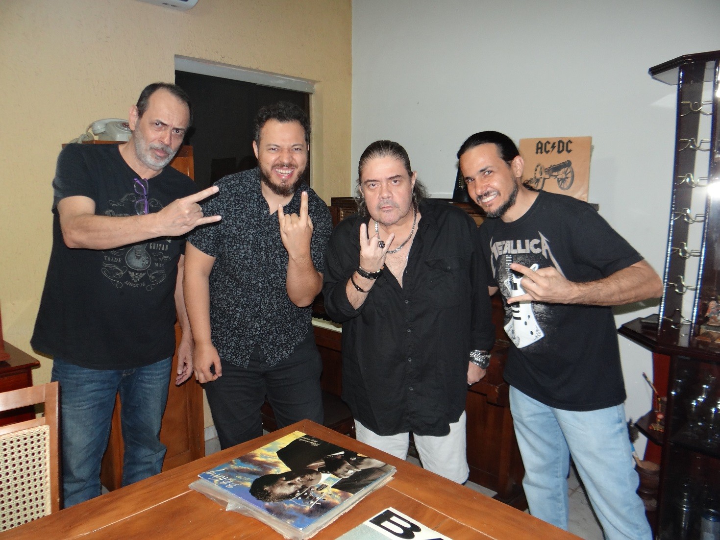 Com clássicos do rock, banda Time Machine realiza show gratuito em ...