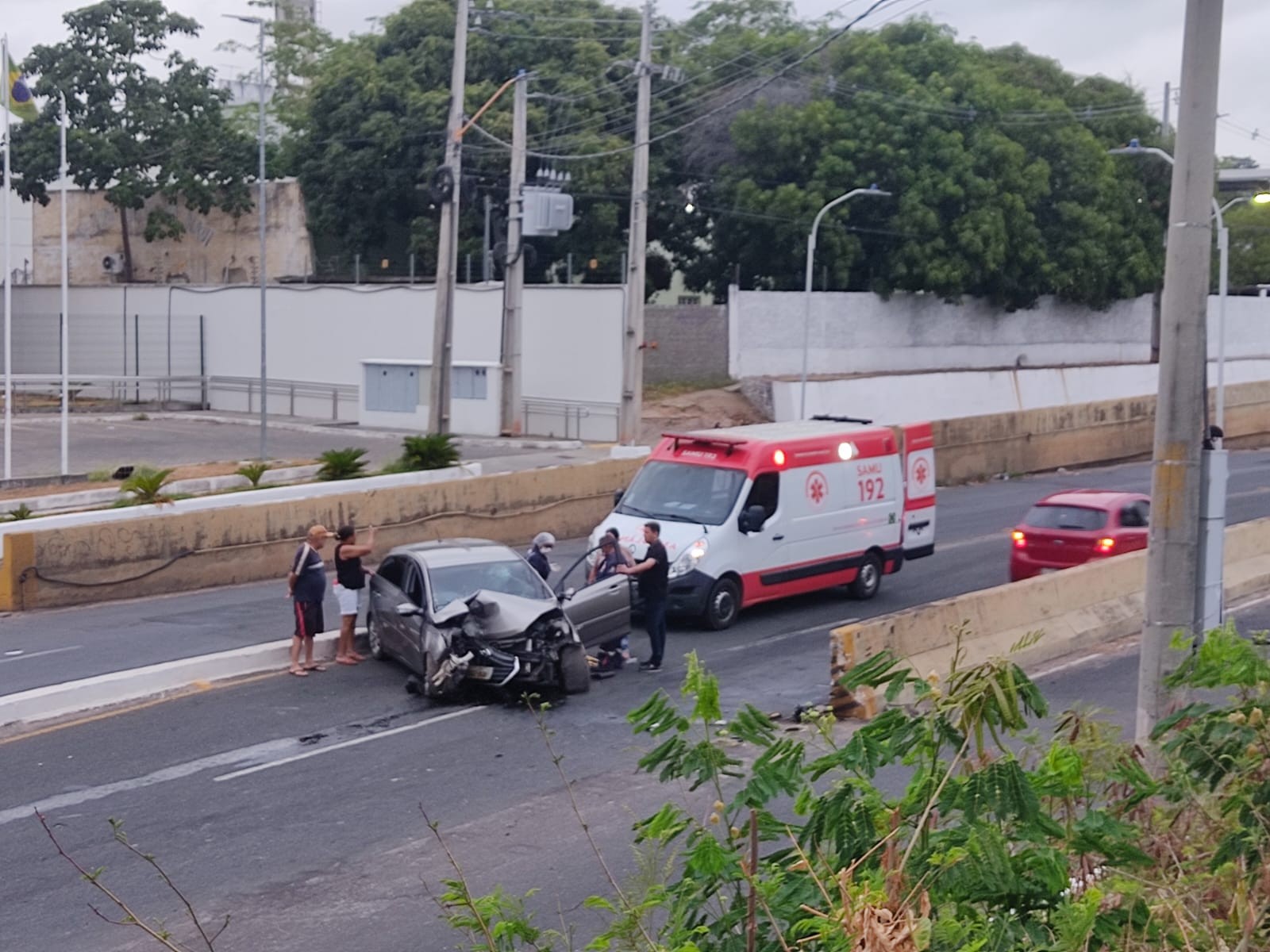 Homem fica ferido após bater carro contra mureta próximo ao viaduto da Av. Higino Cunha, em ...