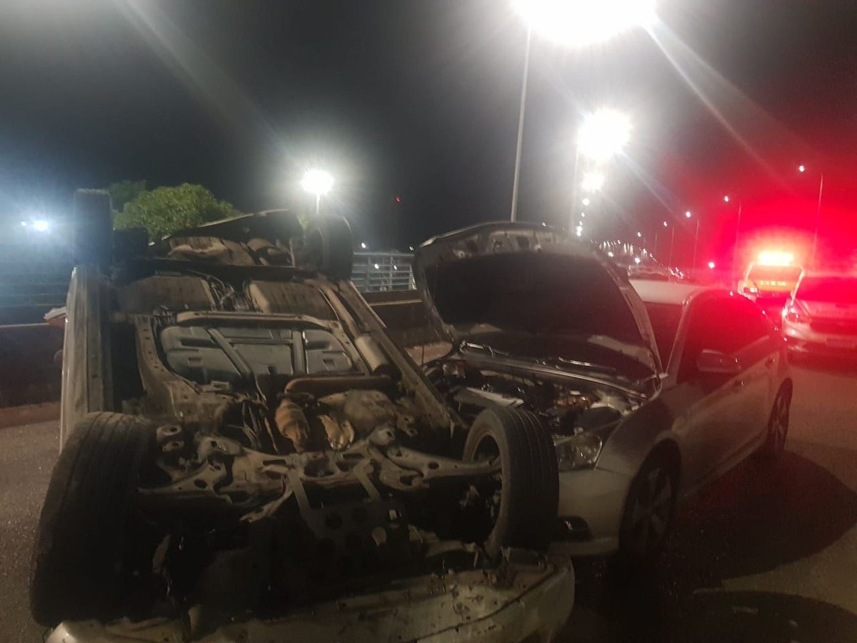 Motorista fica ferido após batida seguida de capotamento na ponte da Barra dos Coqueiros ...