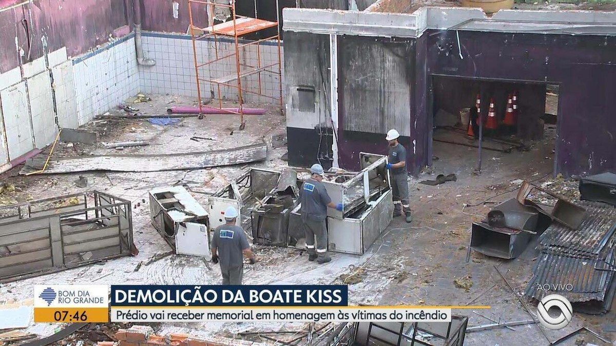 Boate Kiss: Telhado de prédio é removido e mobília é retirada em Santa ...