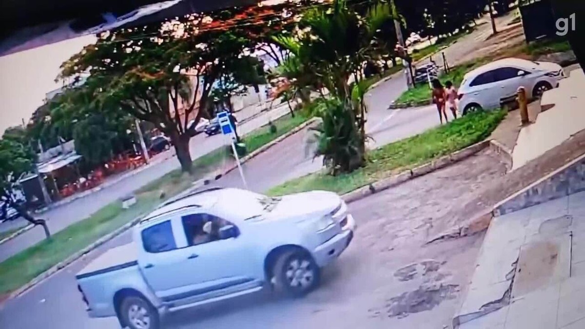 VÍDEO mostra momento em que pedestre é atropelado por moto ao atravessar rua no DF | Distrito ...