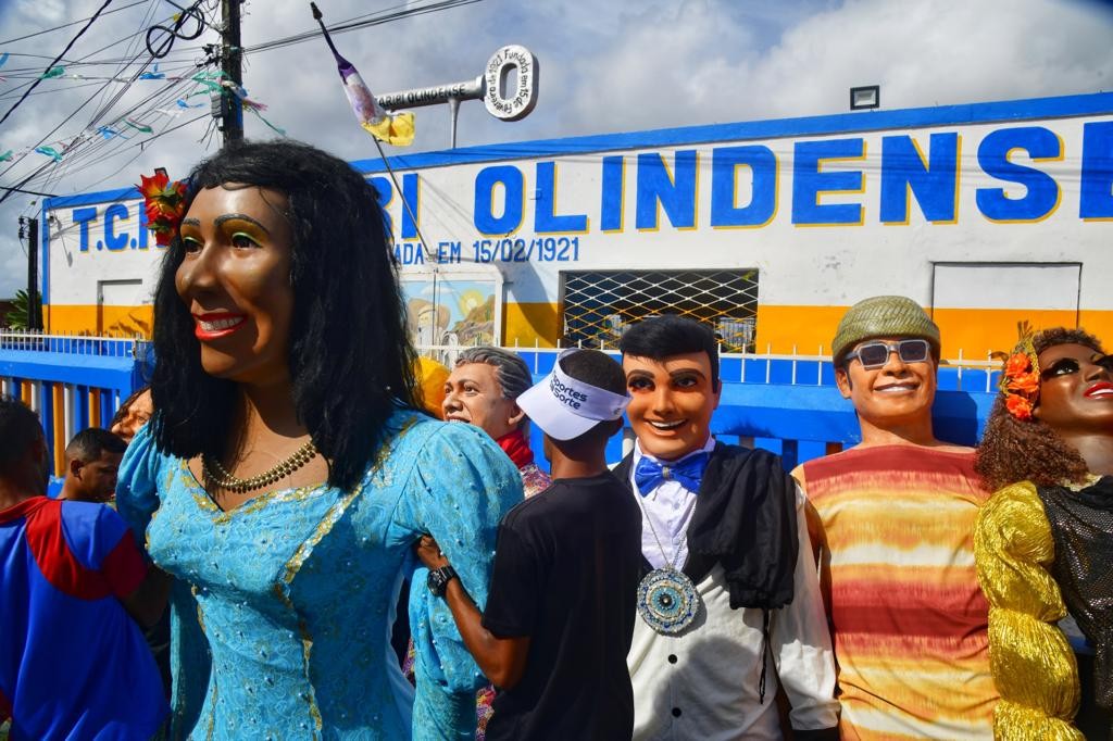 Celebrando 15 anos, Sambadeiras desfila com 200 mulheres na bateria e pinta de lilás as ladeiras ...