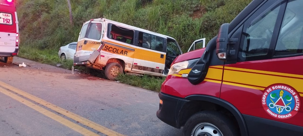Batida entre carro e van que levava 16 pessoas deixa feridos na MG-448 | Zona da Mata | G1