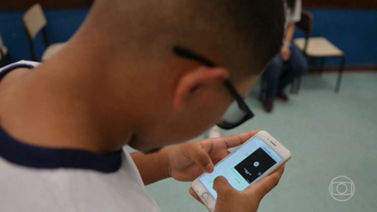 Prefeitura do Rio proíbe o uso de celular dentro da sala de aula nas escolas municipais