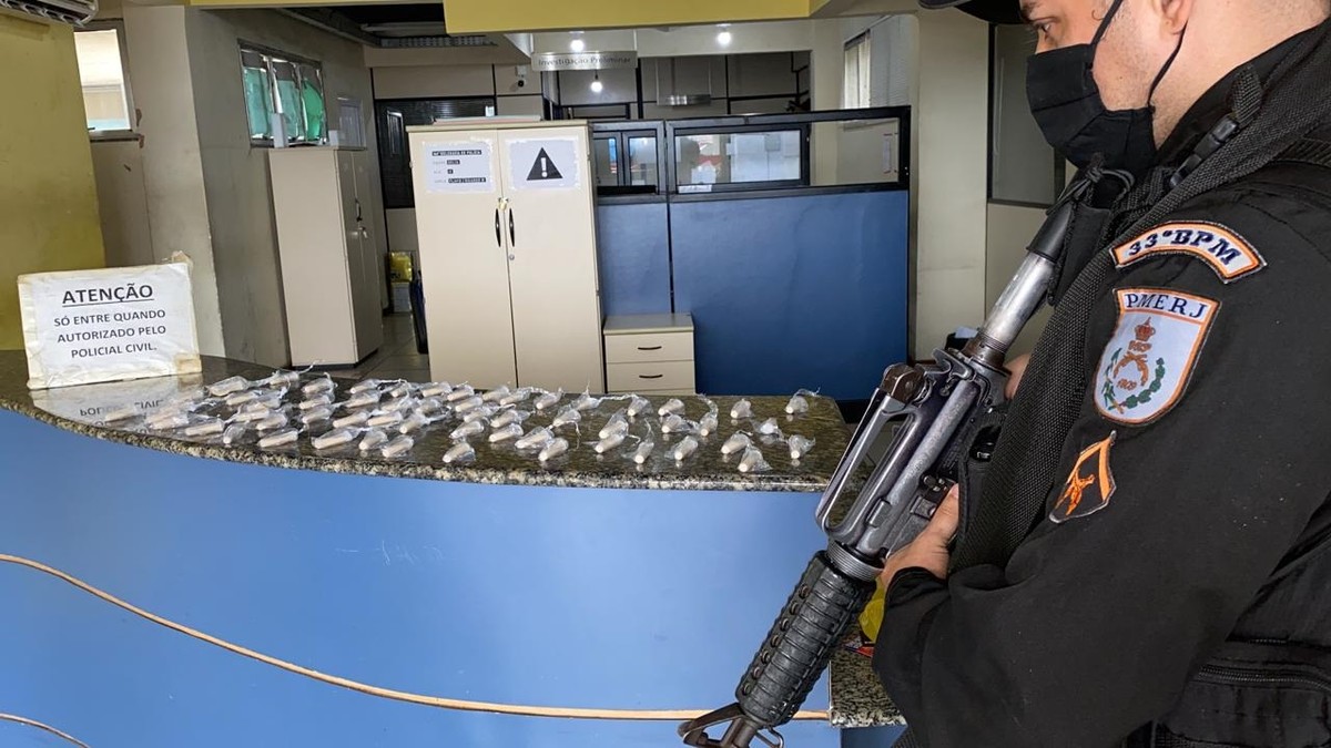 Jovem flagrado com drogas oferece R$ 1 mil para ser liberado por policiais em Angra dos Reis ...