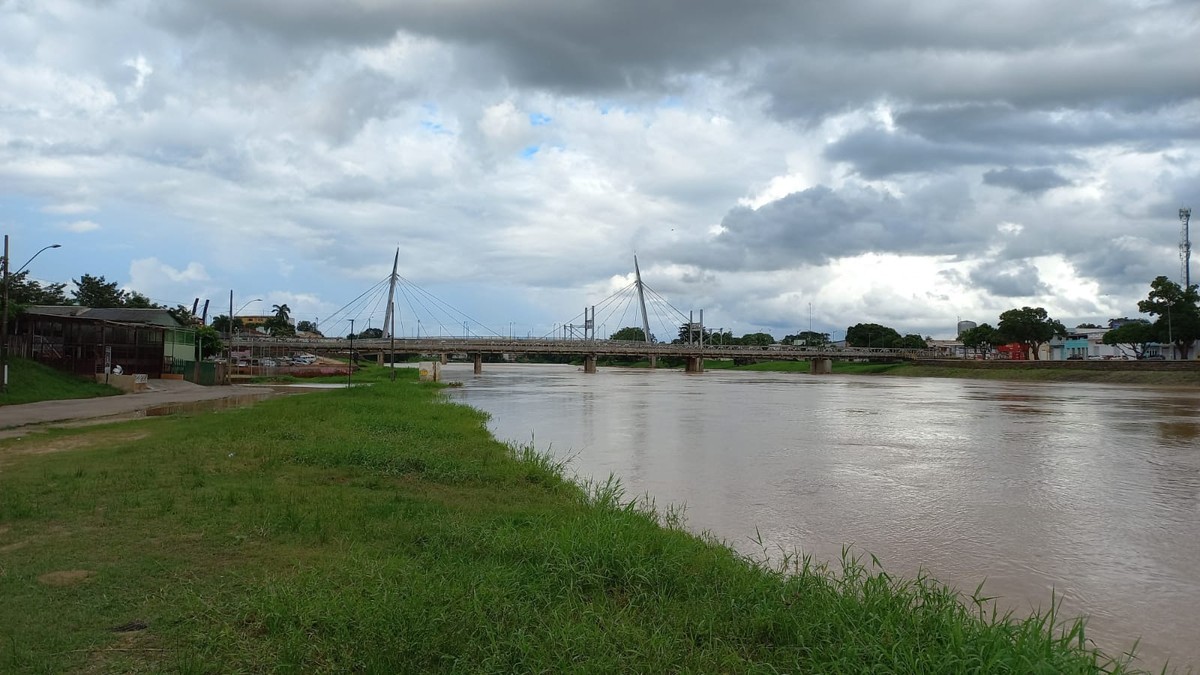 Rio Acre ultrapassa cota de transbordo e atinge pelo menos quatro bairros na capital | Acre | G1