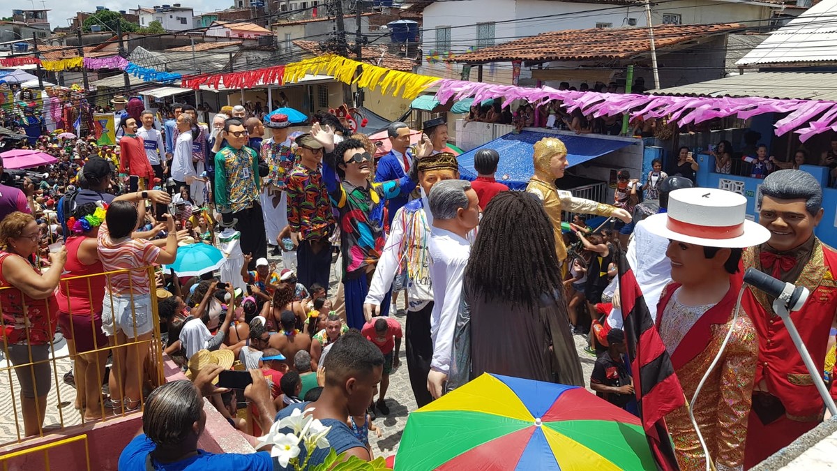 Muito além do turismo: desfile de bonecos é representação do orgulho ...