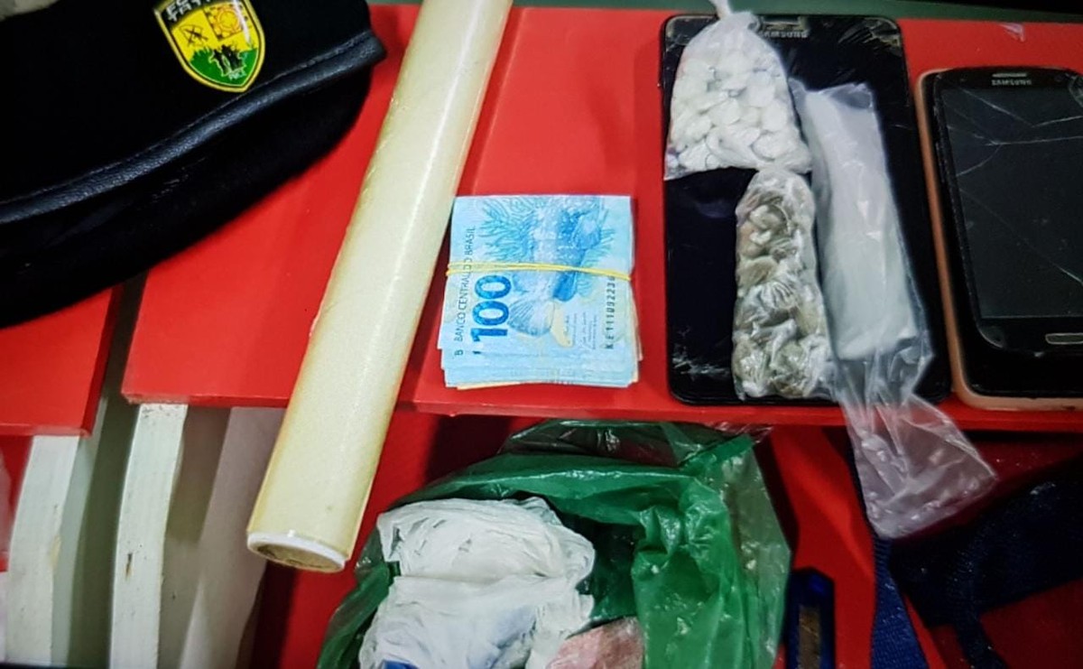 Três Pessoas São Presas Com Drogas E Dinheiro Escondidos Em Residência