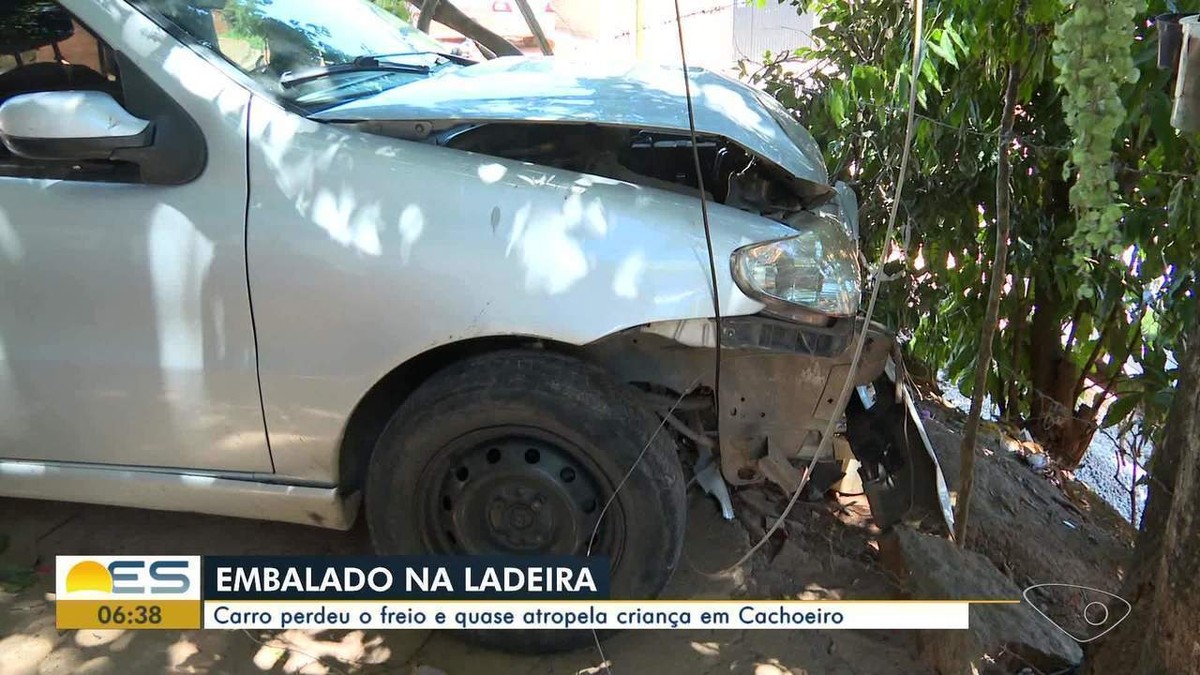 Carro desgovernado desce ladeira e invade quintal de casa no ES | Espírito Santo | G1