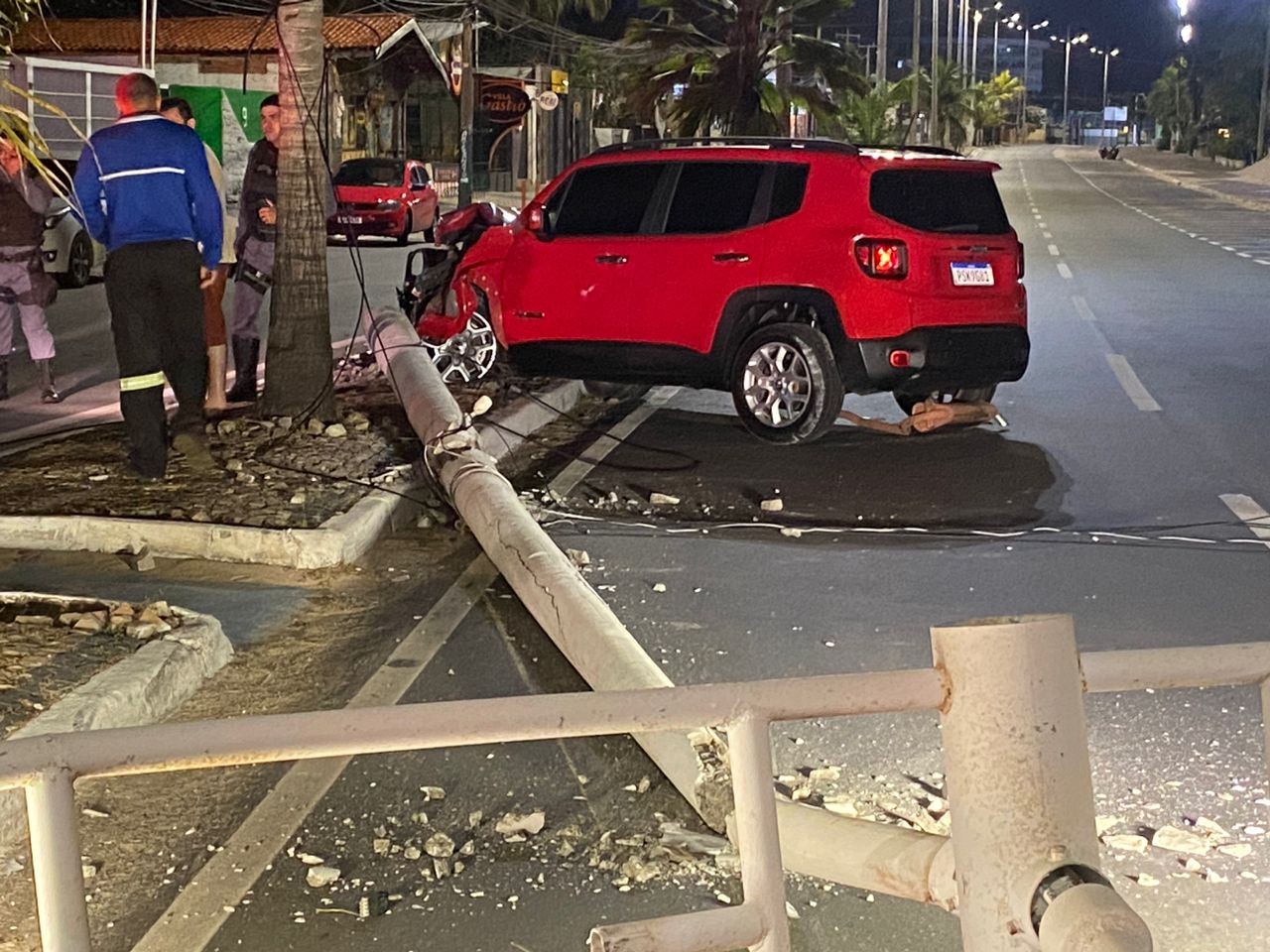 Motorista perde o controle do carro e bate em poste na Avenida Litorânea em São Luís | Maranhão | G1