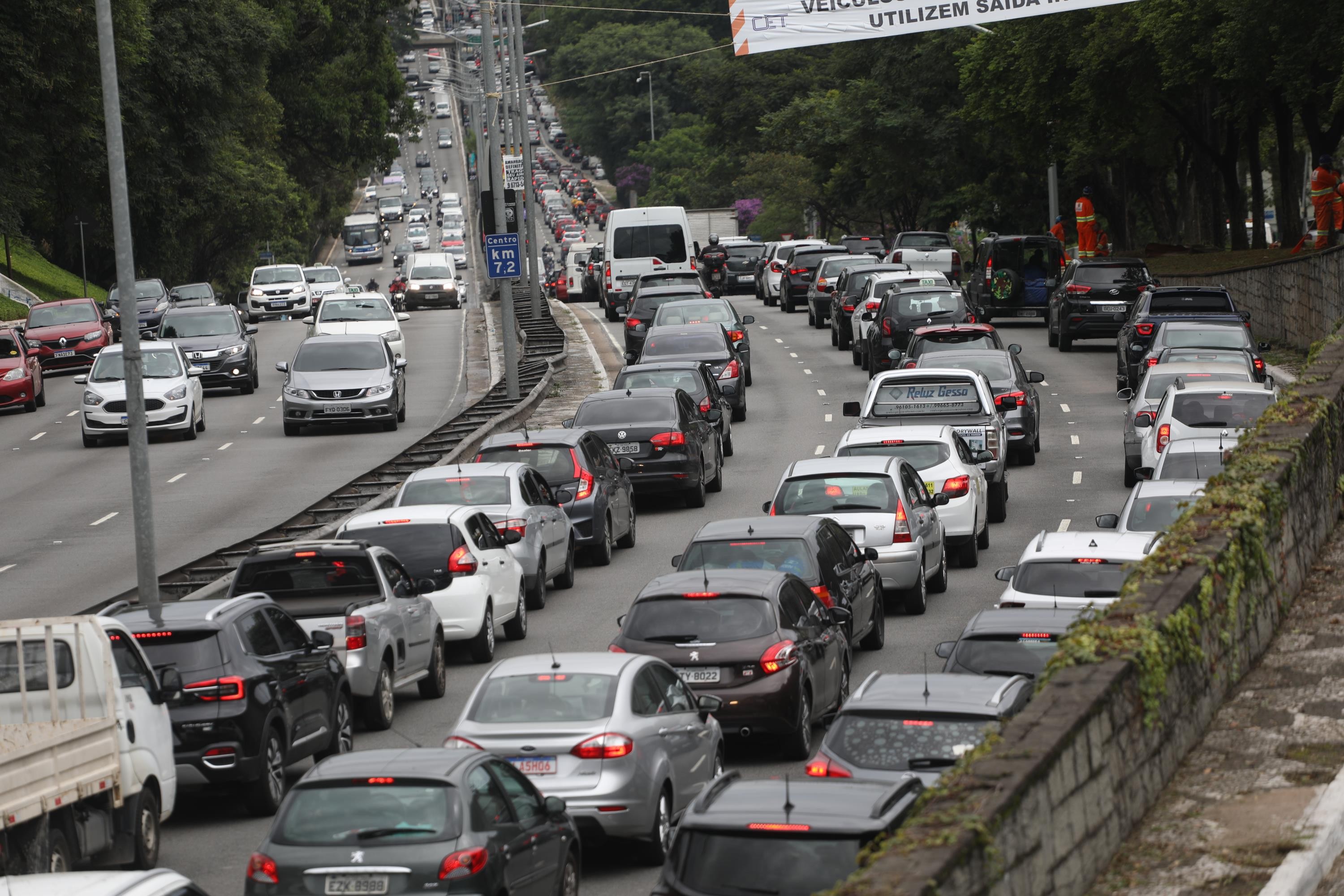 Congestionamentos no mês de dezembro crescem 9% neste ano em SP ...
