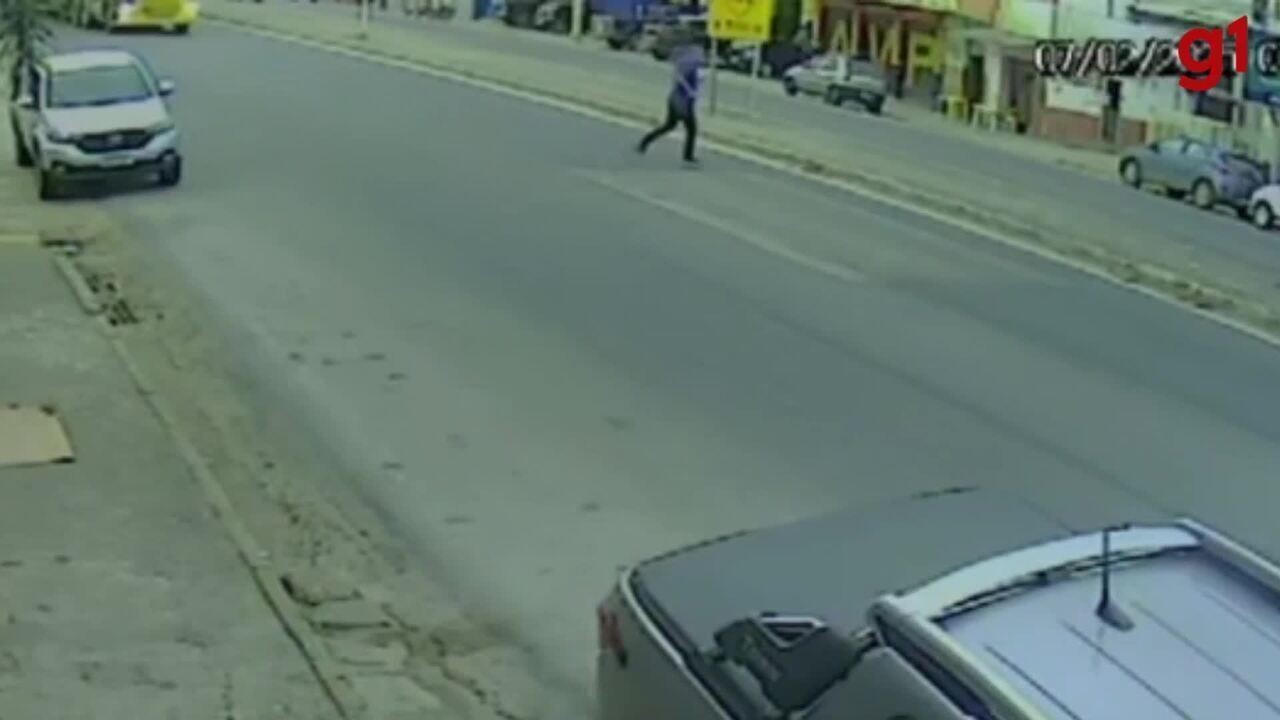 VÍDEO: Pedestre é atropelado por caminhonete na BR-116, em Teófilo Otoni | Vales de Minas Gerais ...
