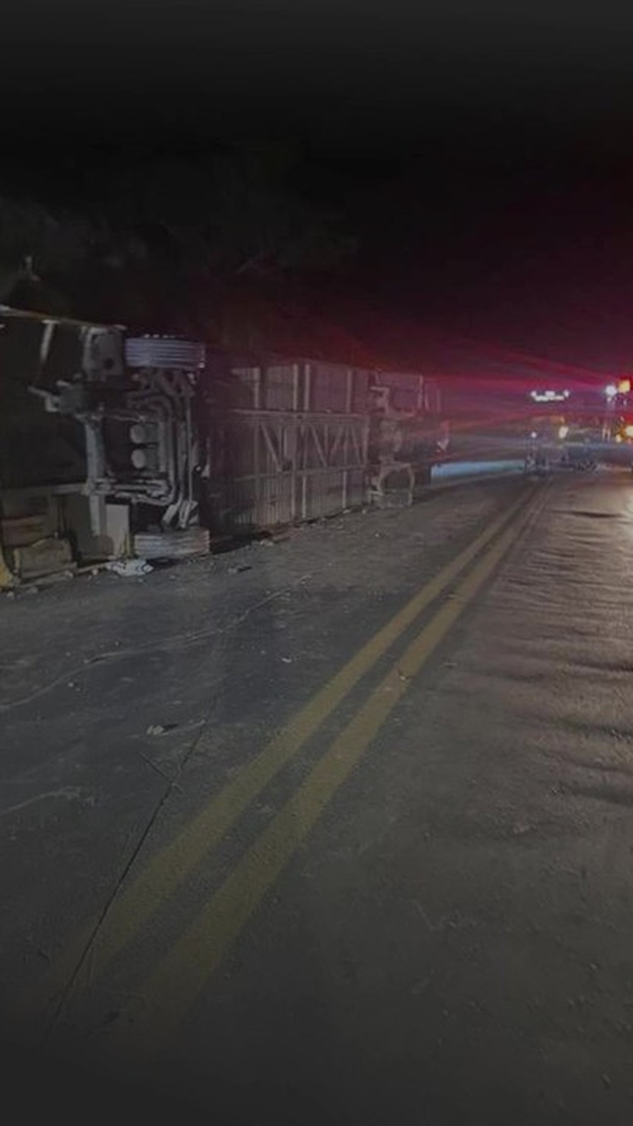 Tombamento de ônibus clandestino com 5 mortos na BR-251 e acidente com ...