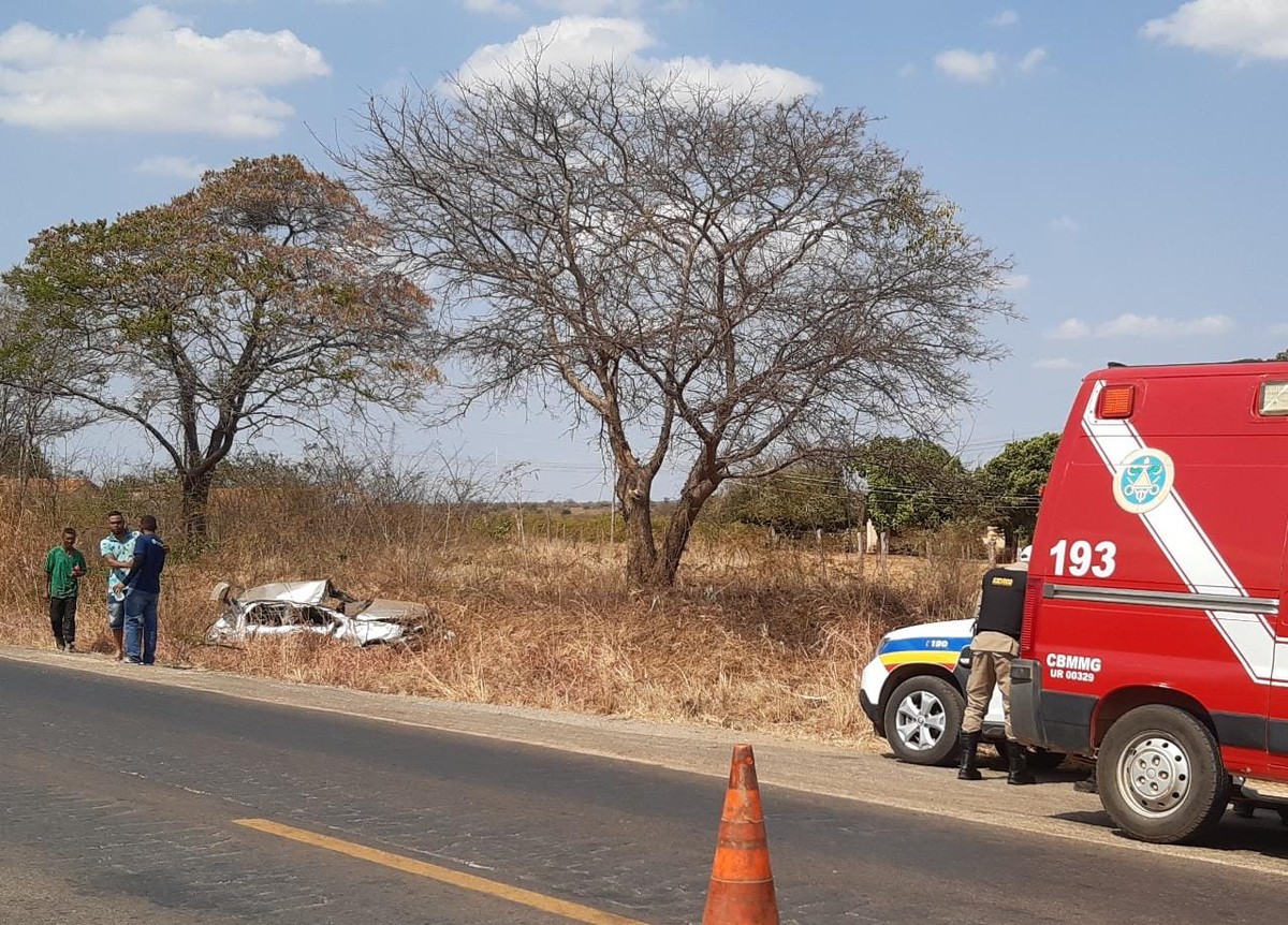 Capotamento deixa homem e mulher feridos na MGC-122, em Janaúba | Grande Minas | G1