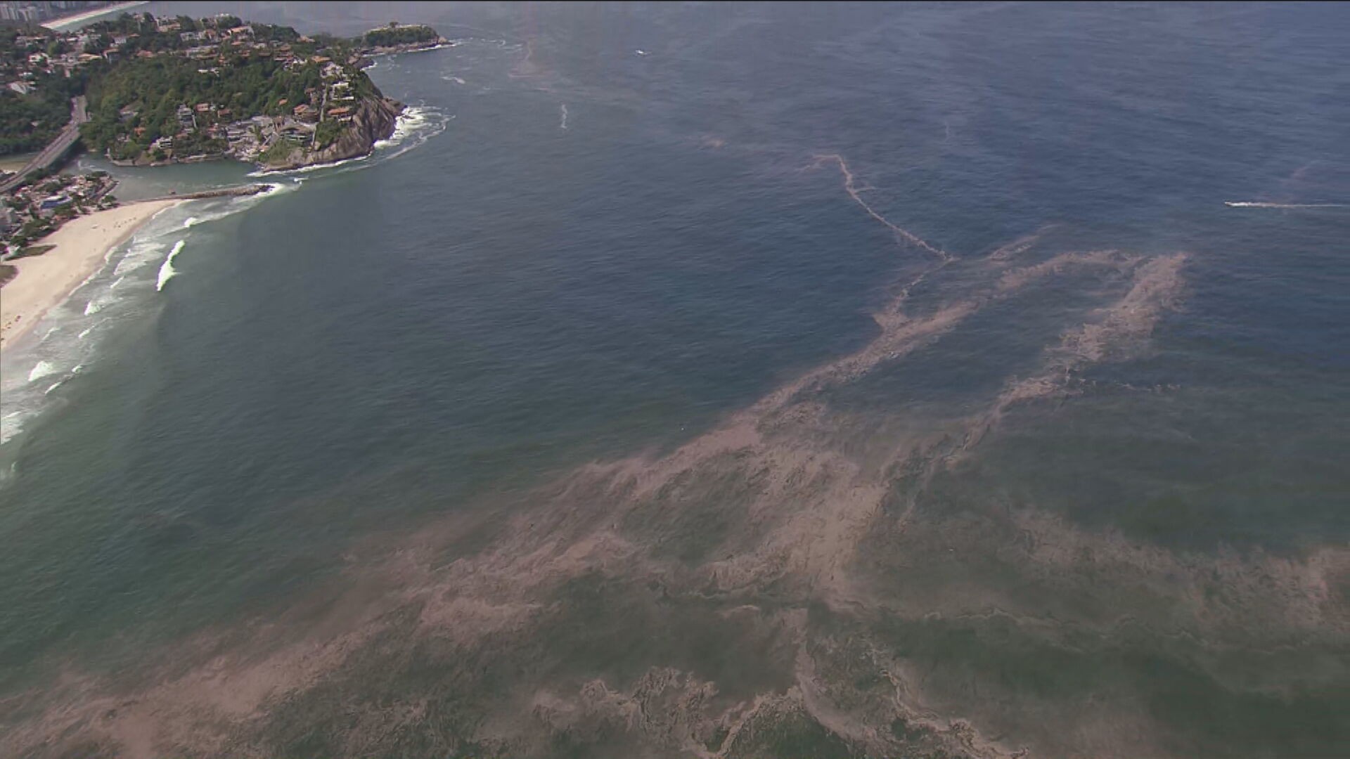 Mancha gigante é vista no mar entre a Barra da Tijuca e São Conrado | G1