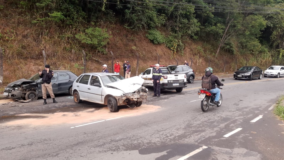 Acidente Entre Carros Deixa Trânsito Lento Na Estrada Engenheiro Gentil