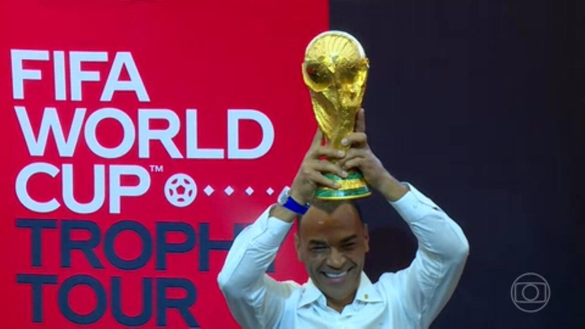 Troféu da Copa do Mundo está no Brasil | Jornal Nacional | G1