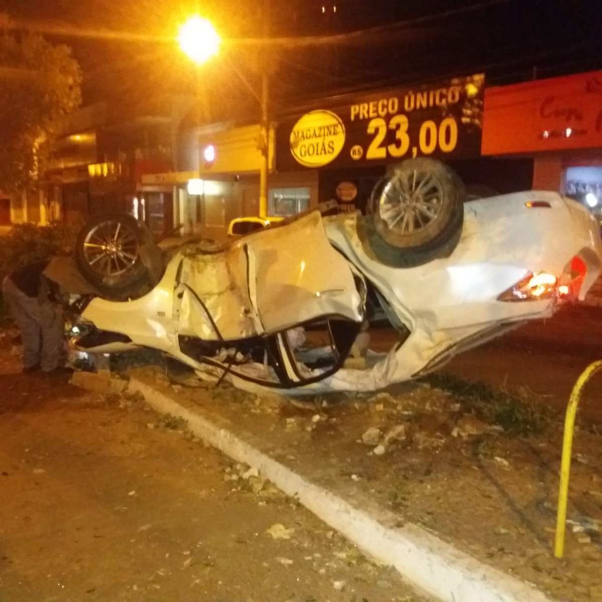 Duas mulheres ficam presas às ferragens após carro capotar no centro de Gurupi | Tocantins | G1