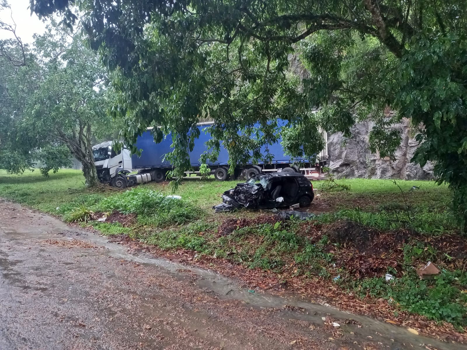 Homem morre e dois ficam feridos em acidente entre carreta e carro na Rio-Santos, em Angra dos ...