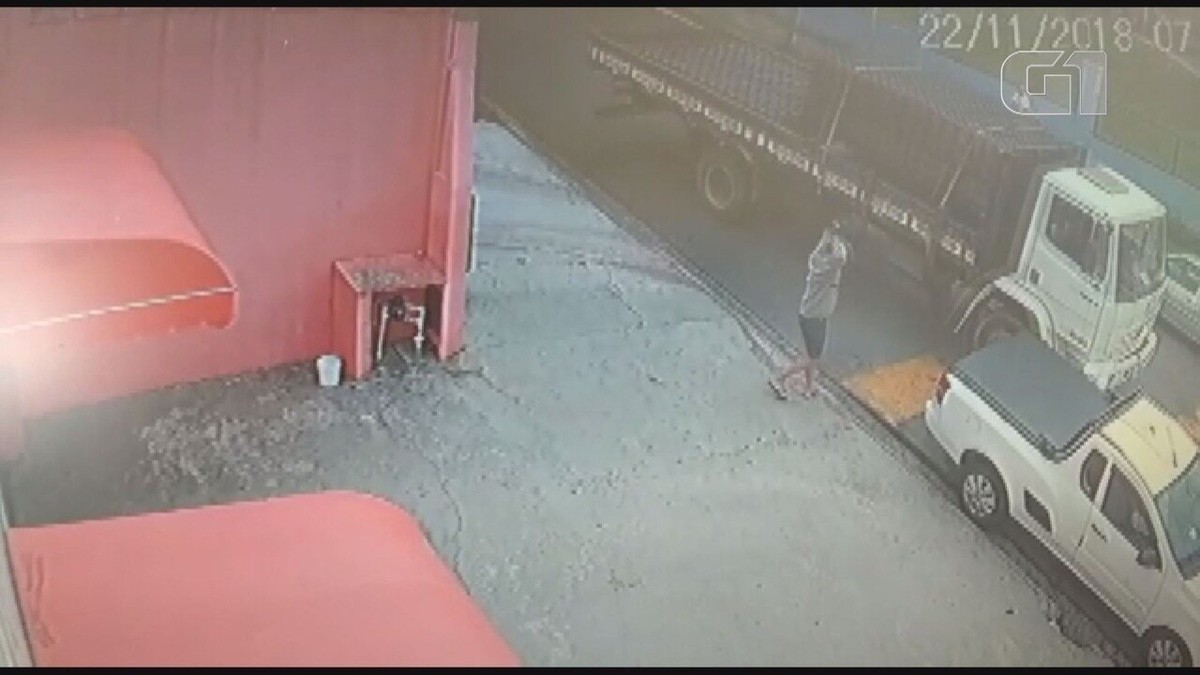 Caminhão desgovernado desce avenida e bate em dois carros estacionados; veja vídeo | Campinas e ...