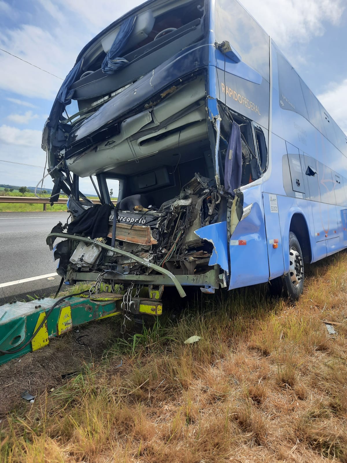 Acidente entre ônibus e carreta deixa feridos na BR-365 | Triângulo Mineiro | G1