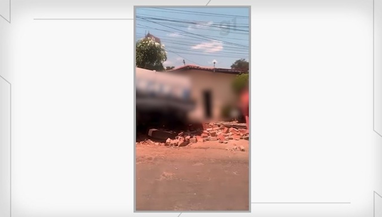 Vídeo: caminhão de desentupidora desce rua, se choca contra poste e derruba muros na Zona Leste ...