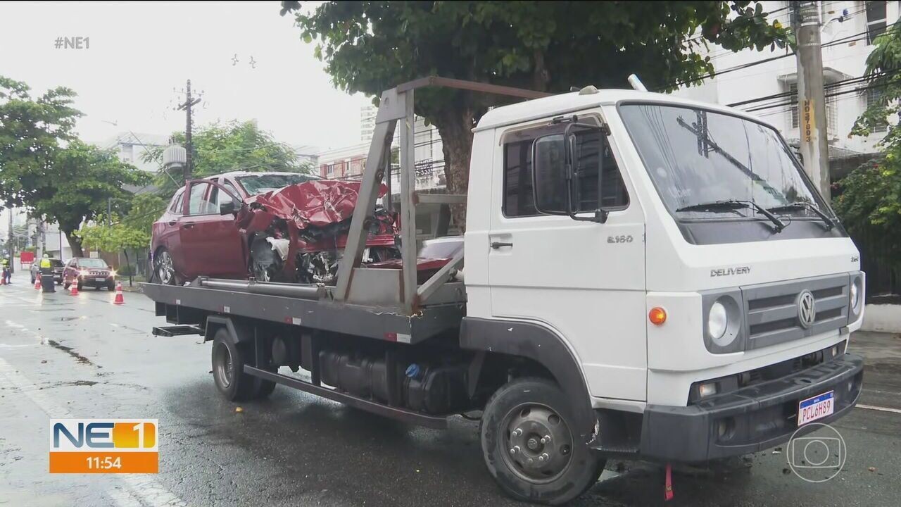 Homem morre preso às ferragens após bater o carro em poste em Boa Viagem