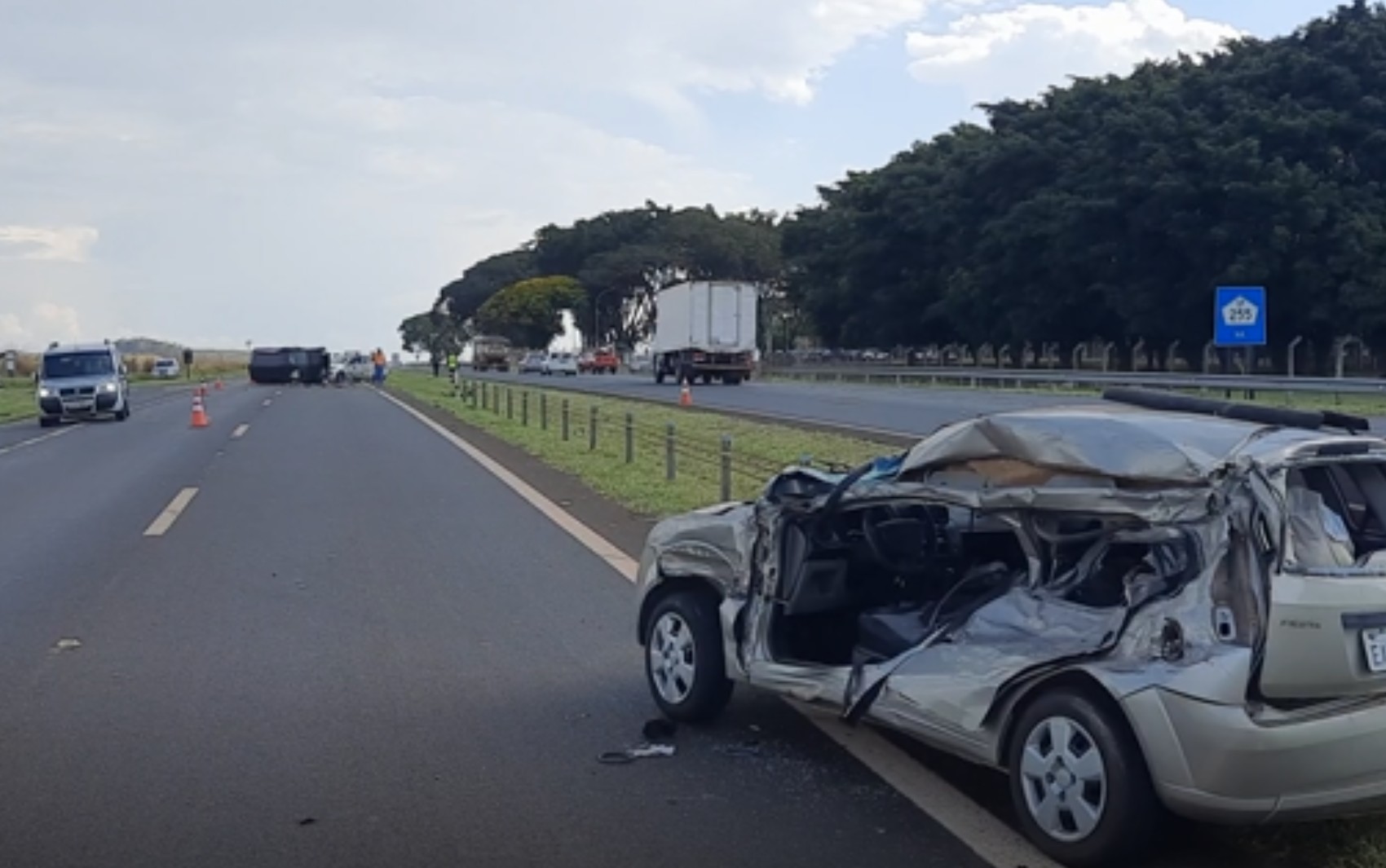 Motorista morre e duas pessoas ficam feridas após acidente envolvendo três veículos em rodovia ...