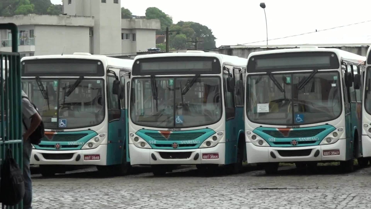 Com atraso no pagamento, rodoviários param 100% da frota na véspera de ...