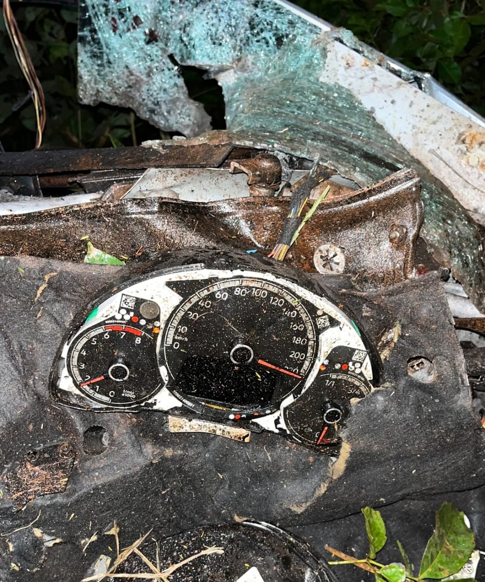 Segundo relato, carro da jovem invadiu a pista contrária e colidiu com um caminhão. — Foto ...