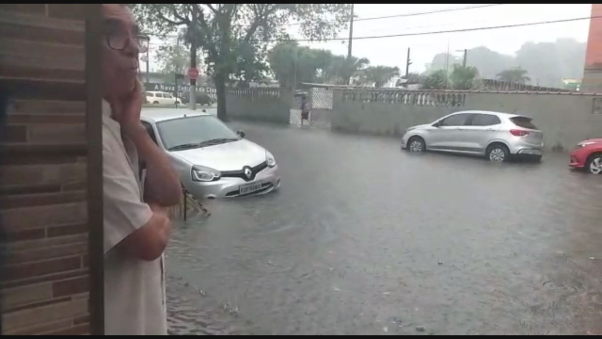 Chuva provoca deslizamentos de terra em morros de Santos e Peruíbe, SP ...