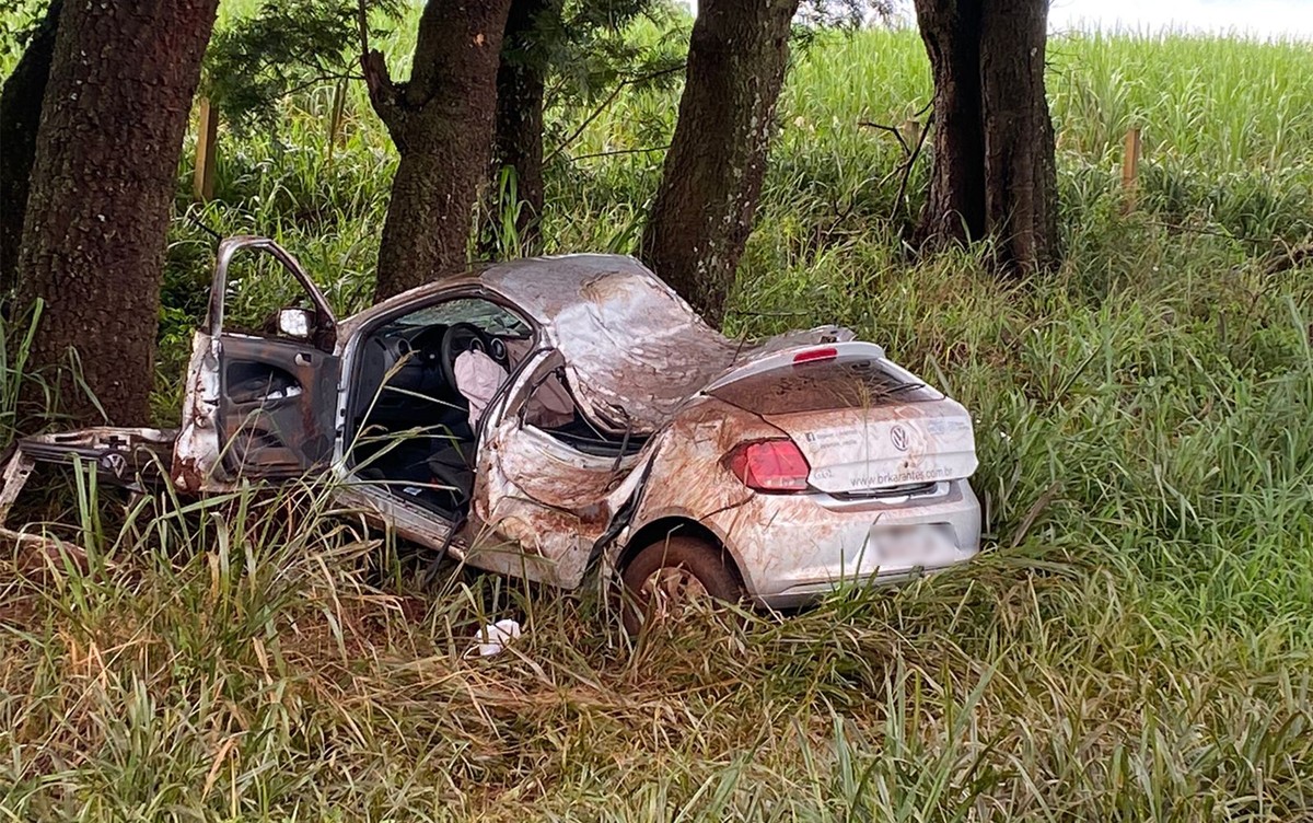 Mulher morre após carro capotar e bater em árvore em rodovia próximo a Cravinhos, SP | Ribeirão ...
