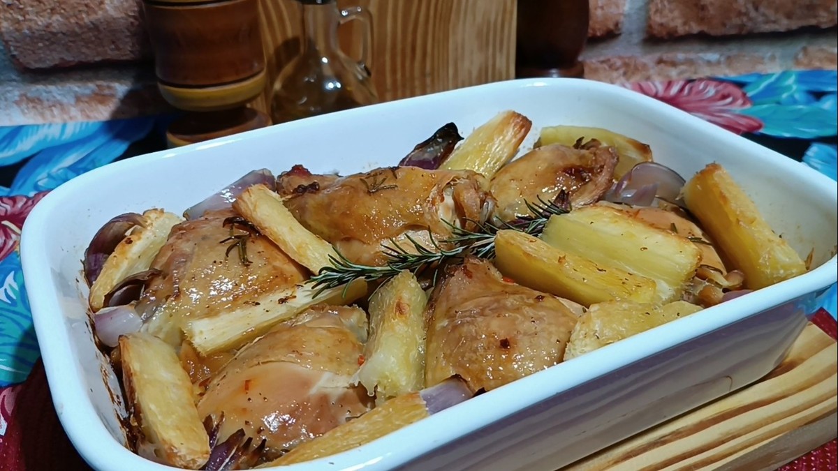 Aprenda uma saborosa e prática receita de assado de frango com ...