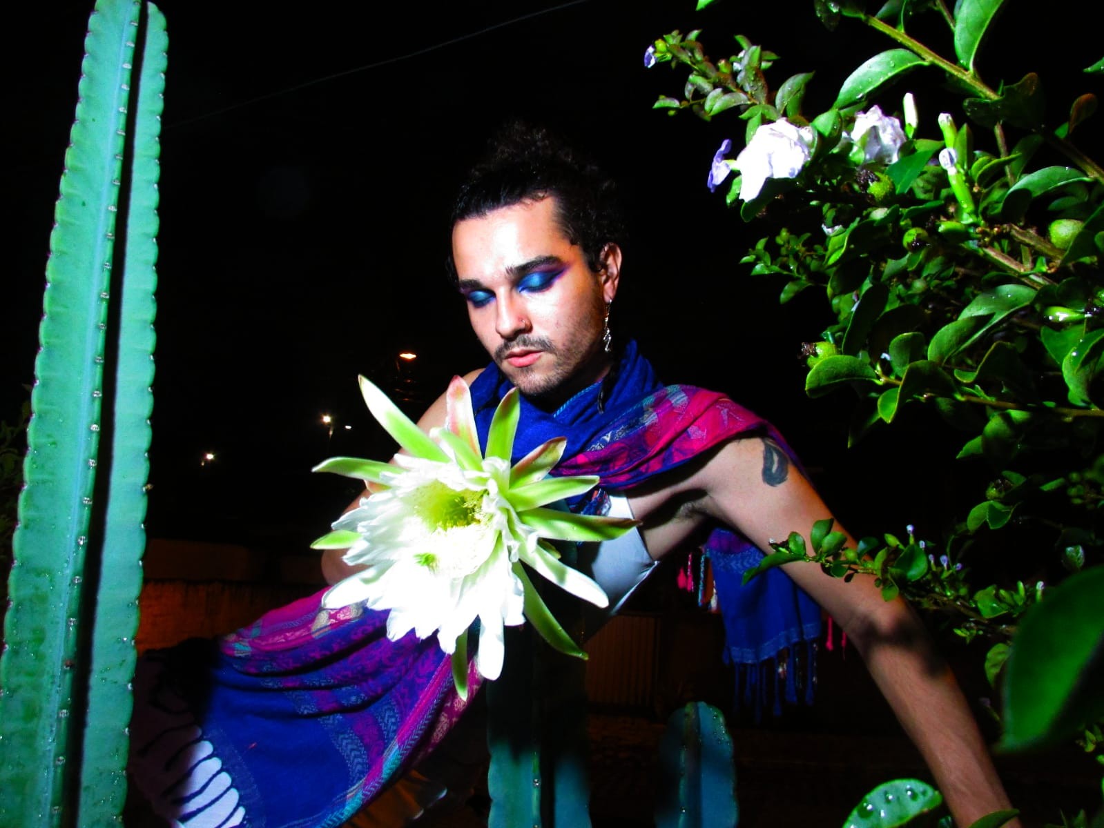 Pessoa 'não binárie' usa arte para expressar fluidez de gênero: 'Uma ...