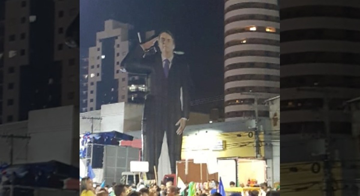 Em Belém, eleitores de Bolsonaro erguem boneco gigante em comemoração à ...