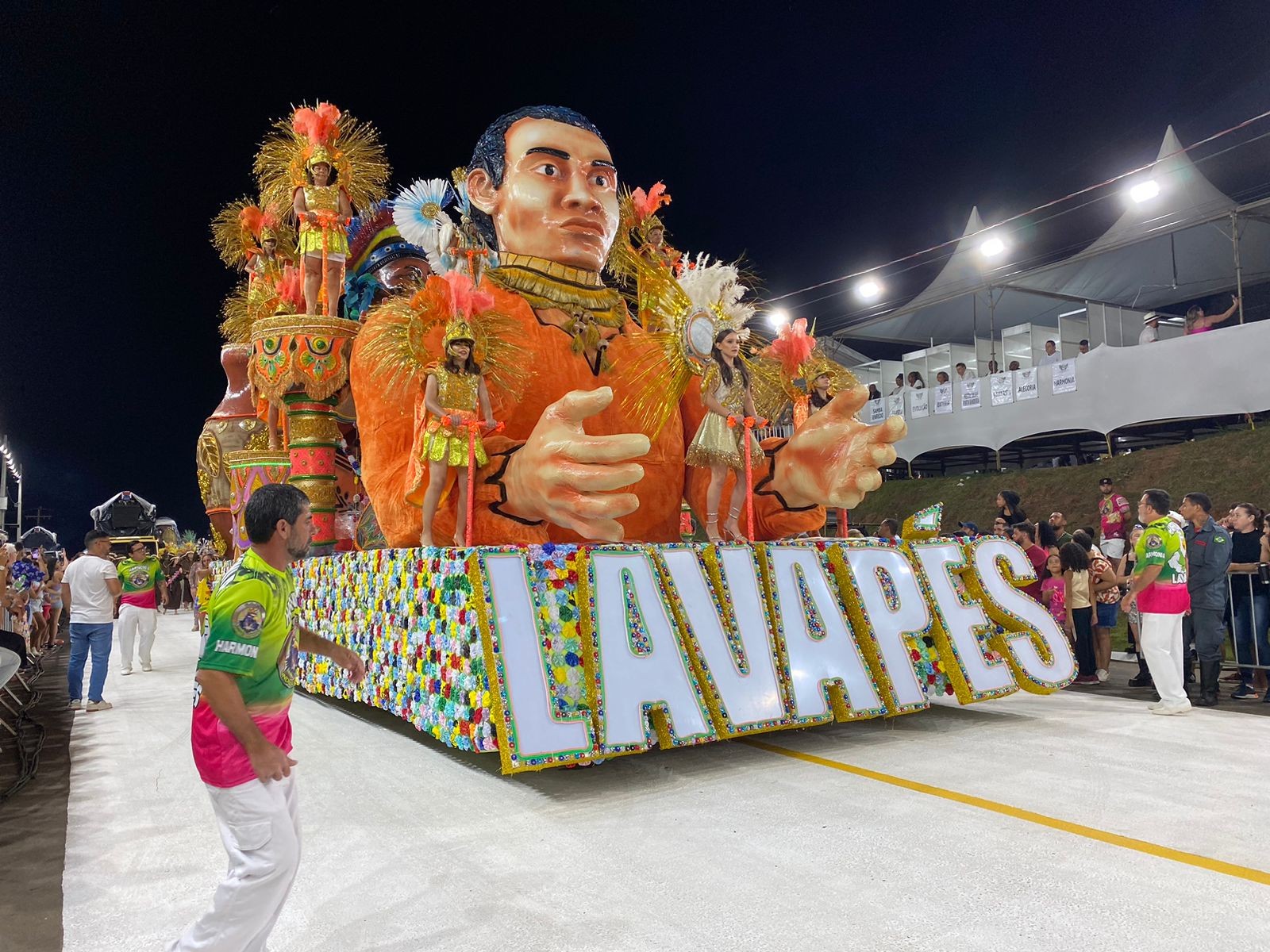 Escolas de samba animam carnaval no sambódromo de Bragança Paulista ...