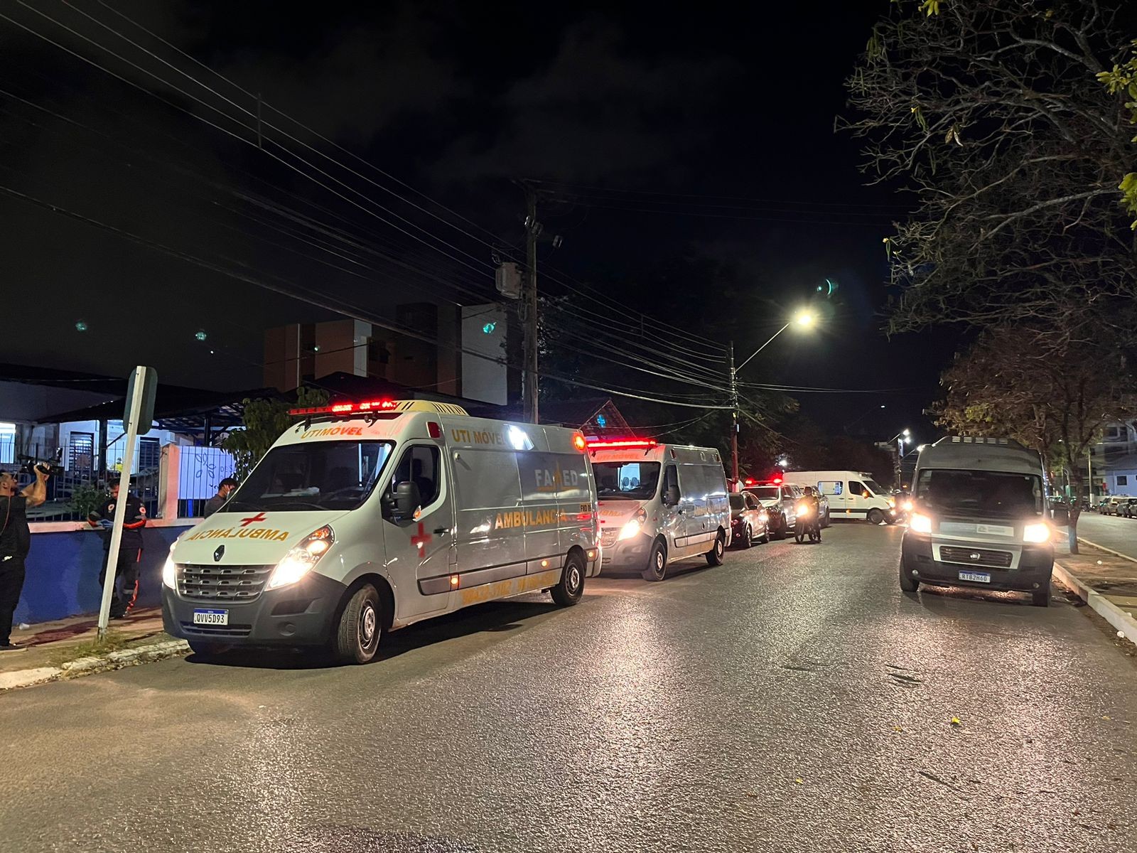 Jovem é atendido pelo Samu após ser atingido com golpes de faca no ...