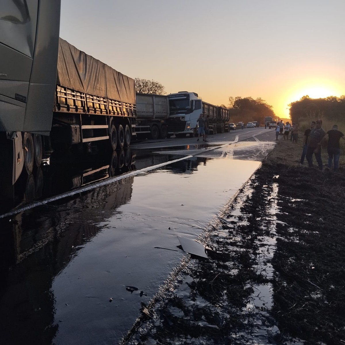 Batida seguida de engavetamento deixa um morto, feridos e interdita trecho da BR-262, em Nova ...