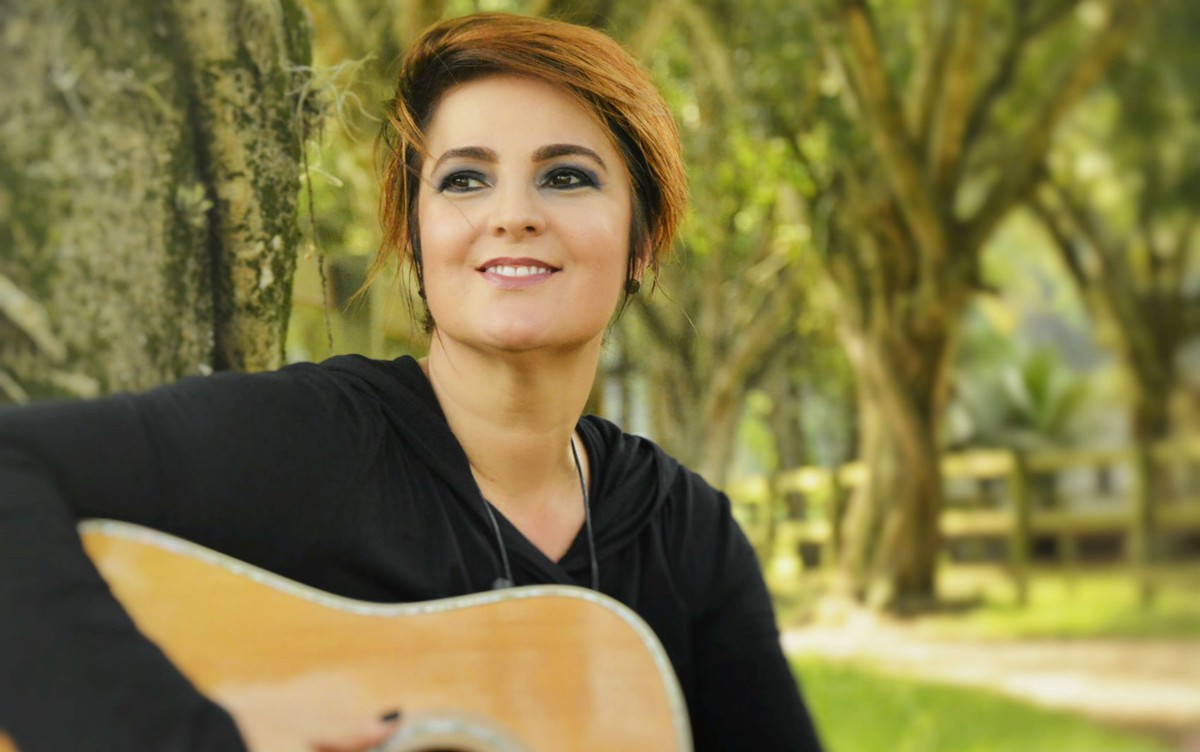 Em comemoração aos 15 anos de carreira, cantora Isabella Taviani ...