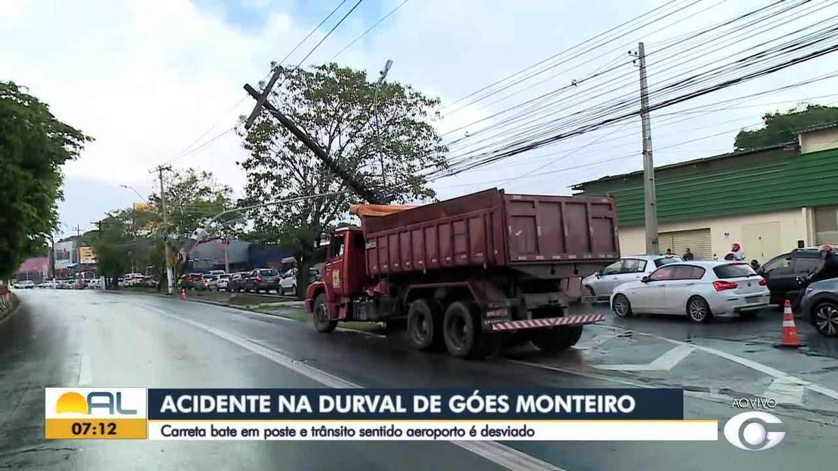 Caminhão Derruba Poste Ao Desviar De Obra Na Av Durval De Góes