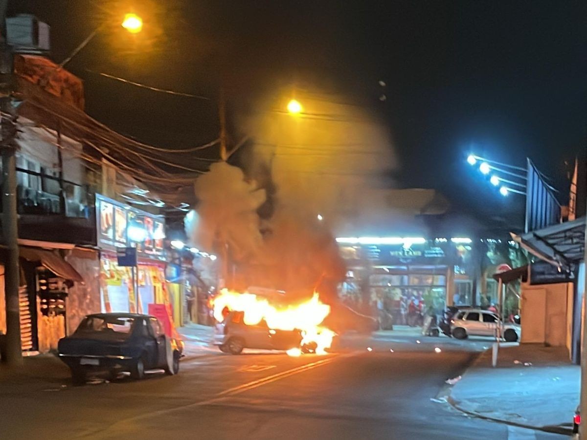 Carro em chamas e desgovernado desce rua em Campinas; vídeo