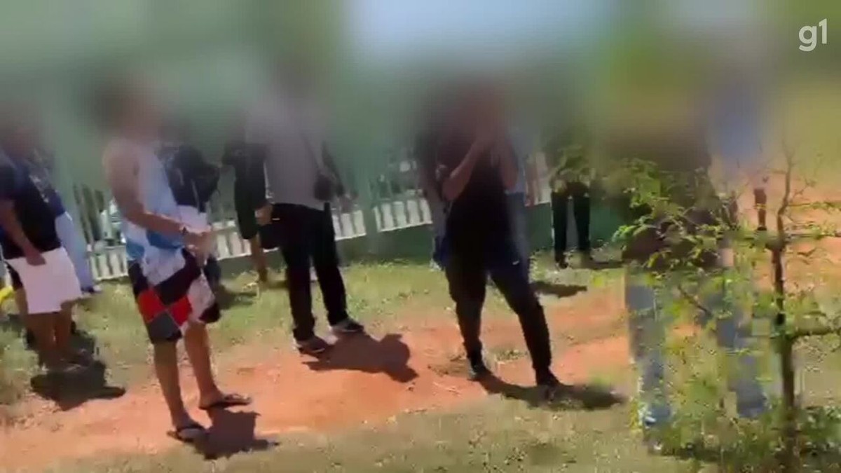 VÍDEO: Briga generalizada de alunos em frente a escola pública do DF é ...